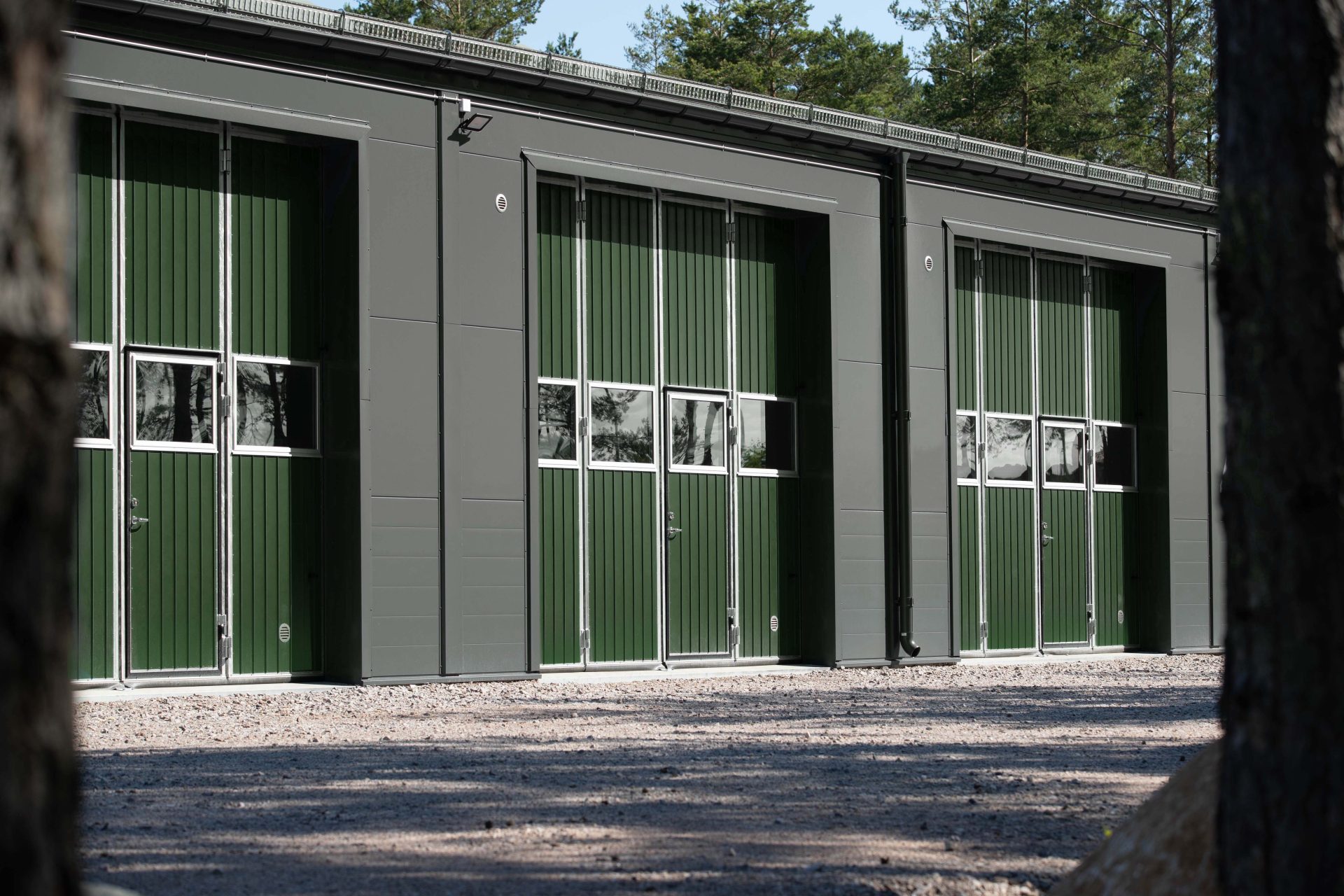 Skjutportar - För industrihall, lantbruk, garage & lager | EAB