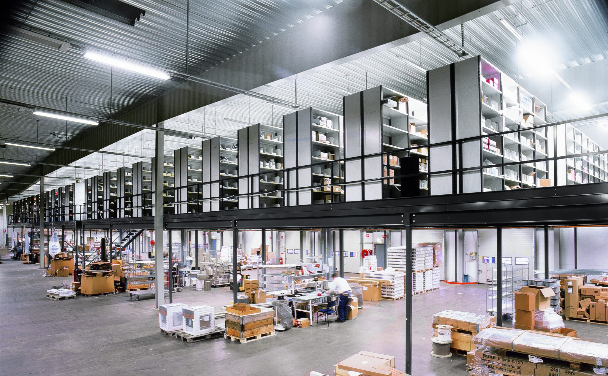 Entresol - Frigör ytor & utnyttja din lagerlokal effektivt | EAB